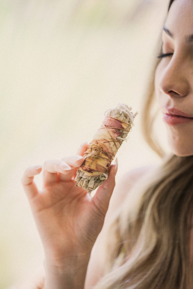 How to Use Sage: Smudging with Sage + 3 Other Ways to Cleanse Your ...